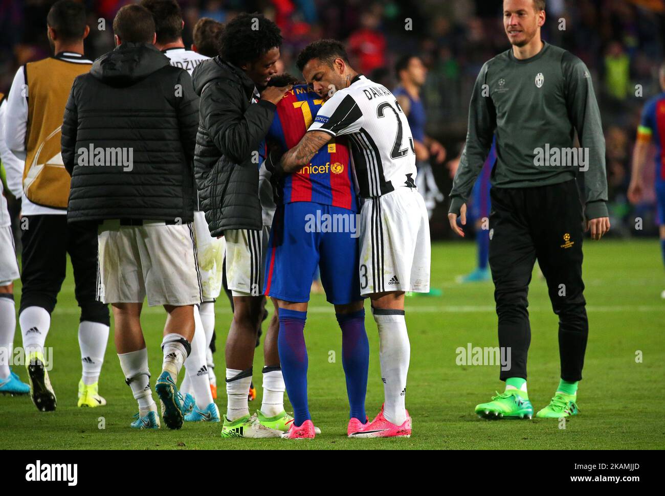 Neymar Jr. crying, comforted by Dani Alves and Juan Cuadrado at the end ...
