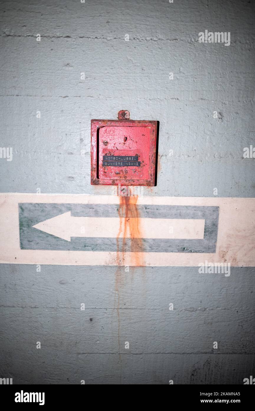 03 November 2022, North Rhine-Westphalia, Xanten: "Emergency key bunker ...