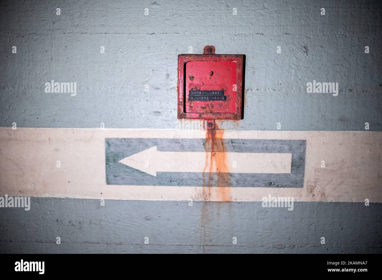 03 November 2022, North Rhine-Westphalia, Xanten: "Emergency key bunker ...