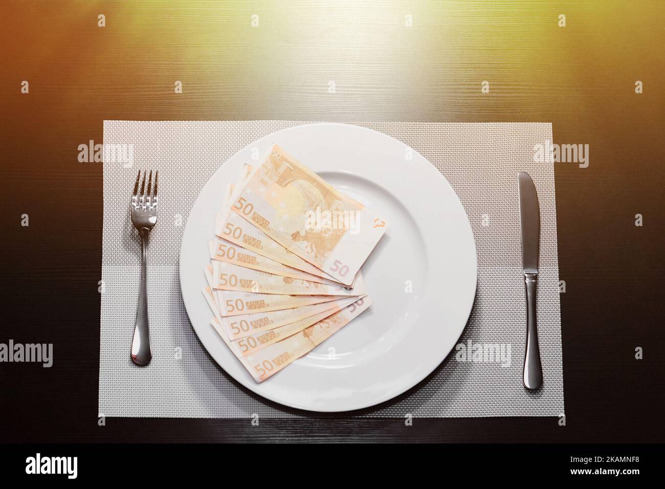 Money on a plate hi-res stock photography and images - Alamy