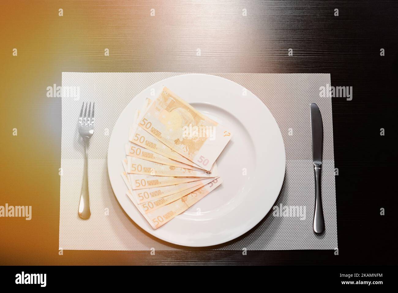 Money on a plate hi-res stock photography and images - Alamy