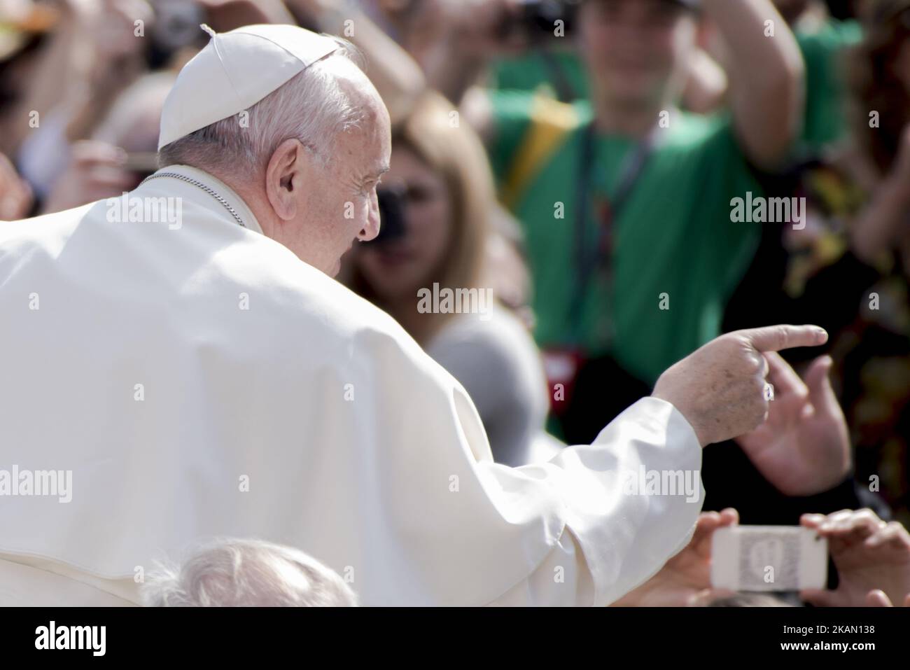 Pope Francis salutes the faithful as he arrives in St. Peter's Square ...