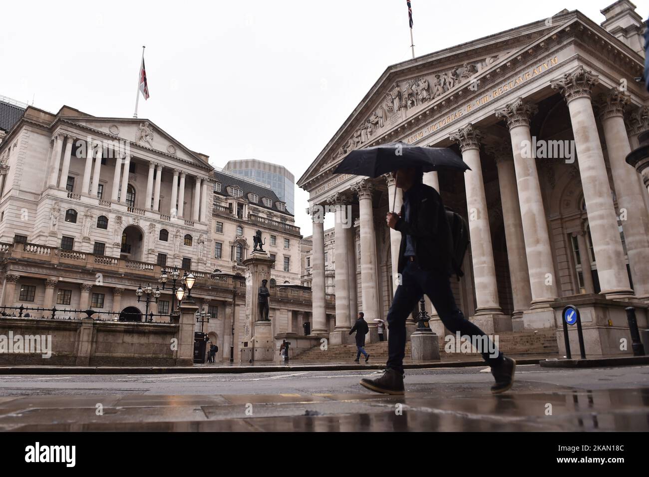Threadneedle street london pedestrians hi-res stock photography and ...