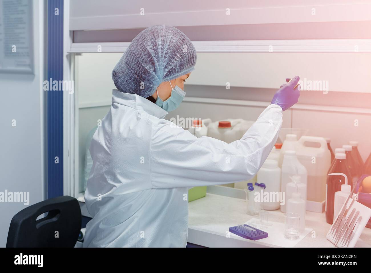 Scientist chemist hi-res stock photography and images - Alamy