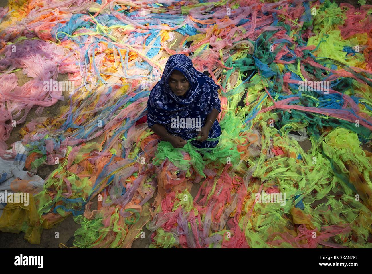 People process waste cloths to make them usable in Dhaka, Bangladesh on ...