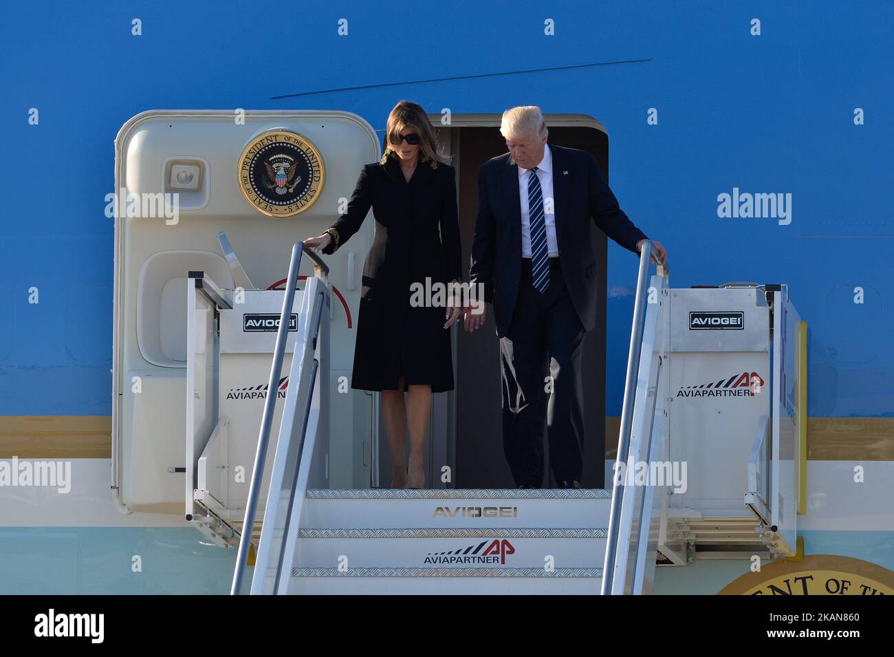 First Lady Melania Trump, refuse to touch Donald Trump's hand in ...