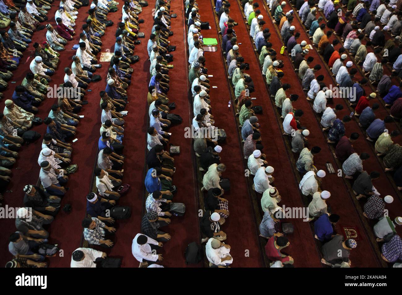 Muslims perform the first 'Tarawih' prayer on the eve of the Islamic ...