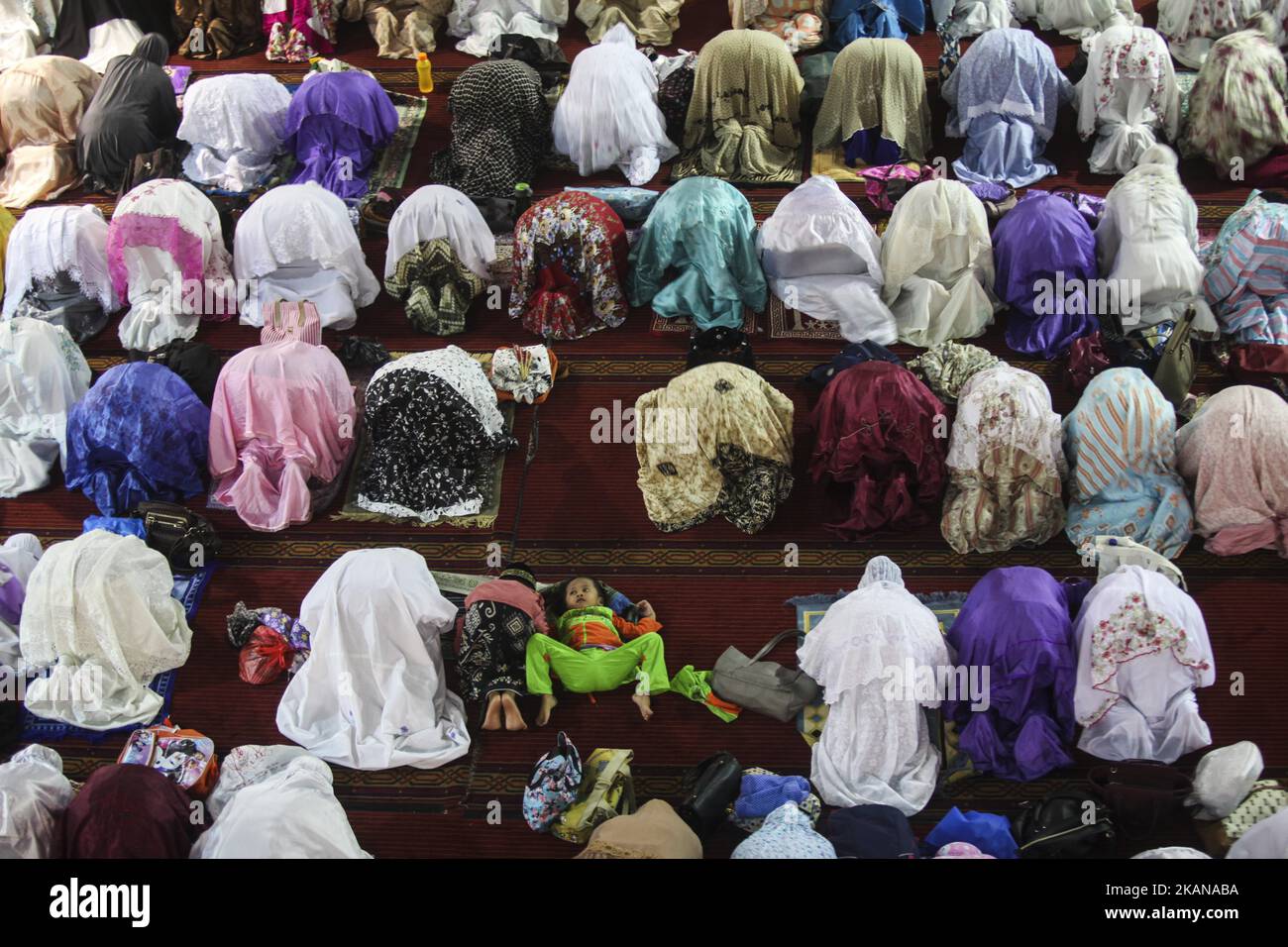 Muslims perform the first 'Tarawih' prayer on the eve of the Islamic ...