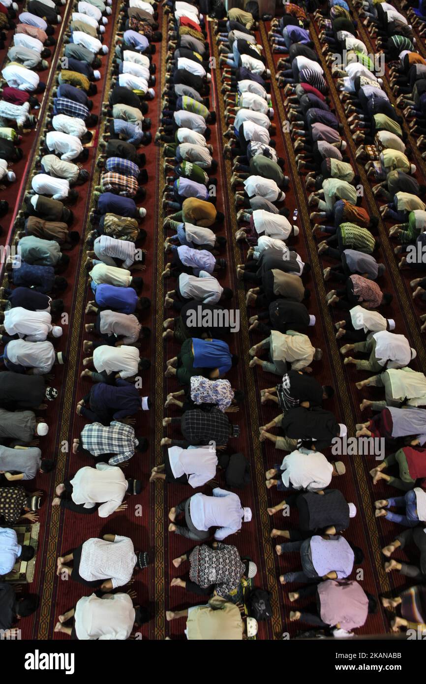 Muslims perform the first 'Tarawih' prayer on the eve of the Islamic ...