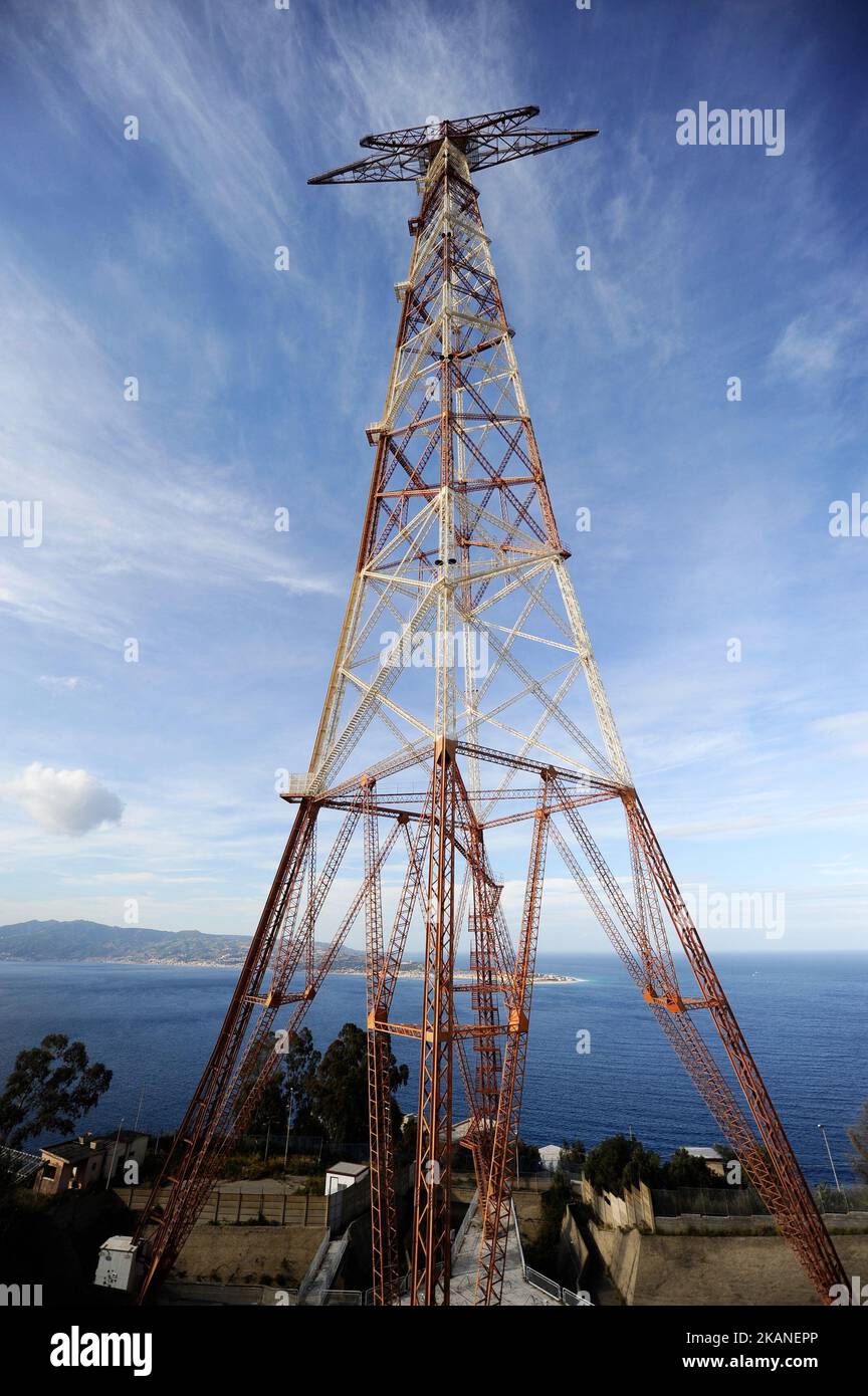 Pylons of messina hi-res stock photography and images - Alamy