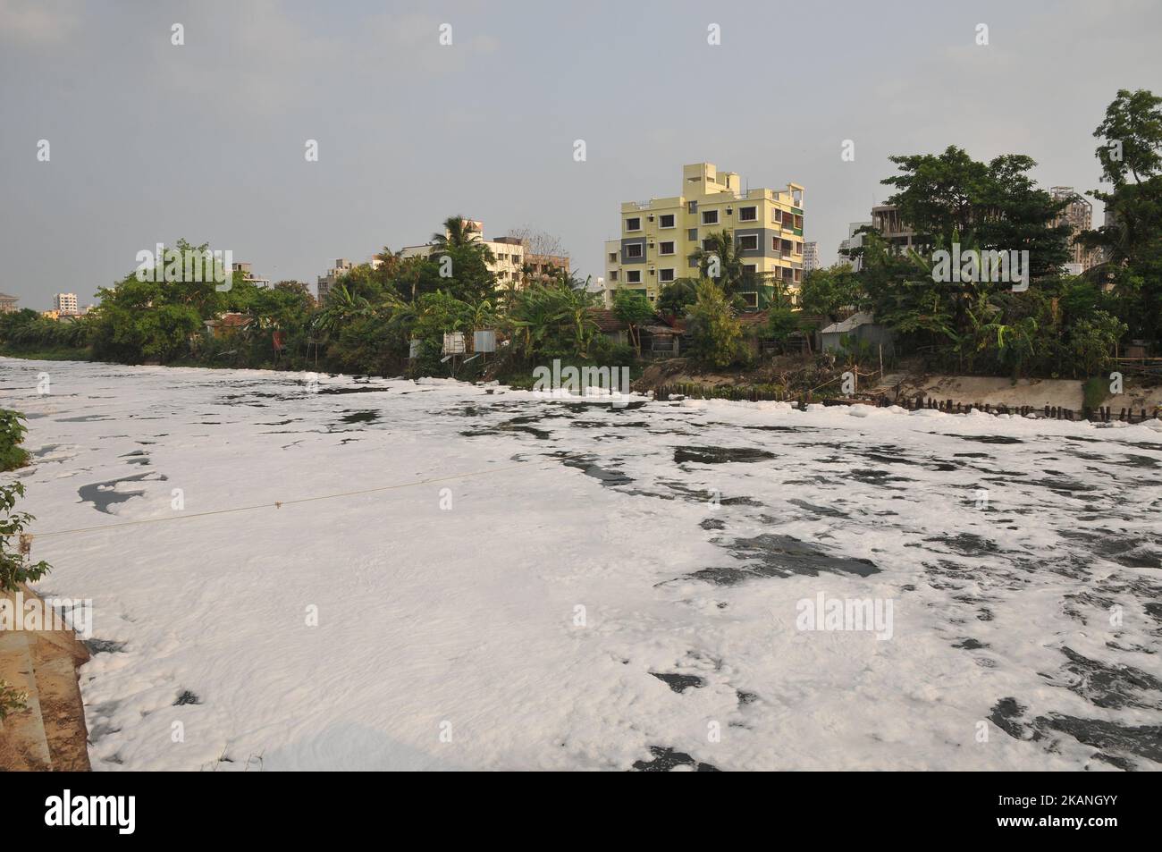 Plastic pollution in kolkata hi-res stock photography and images - Alamy