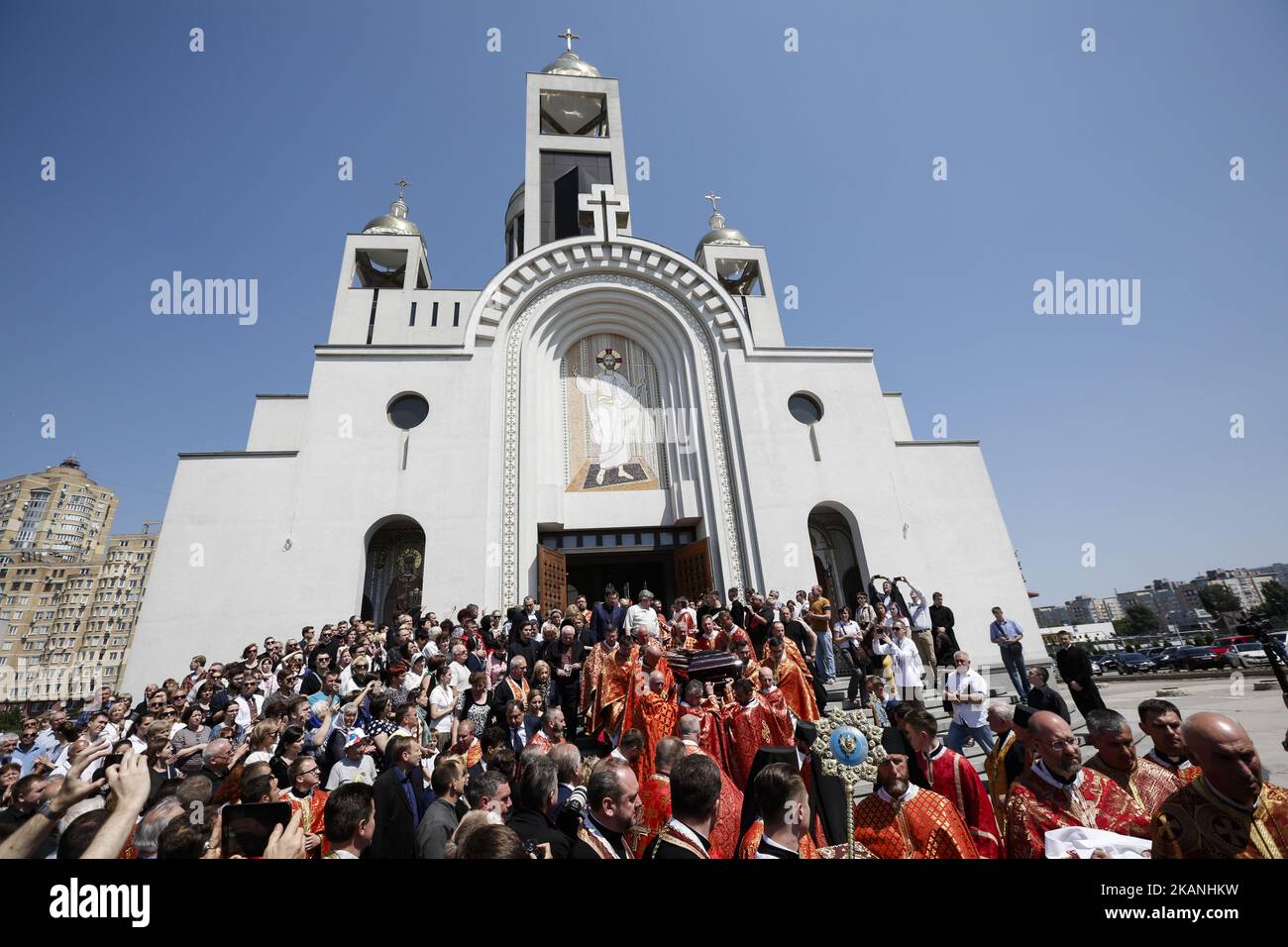 People mourns around the Patriarchal Cathedral of the Resurrection ...