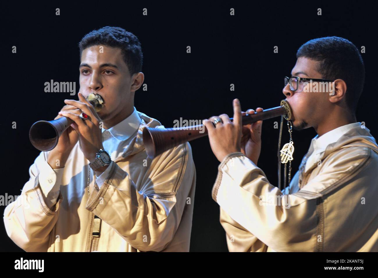 Singers perform on street hi-res stock photography and images - Alamy