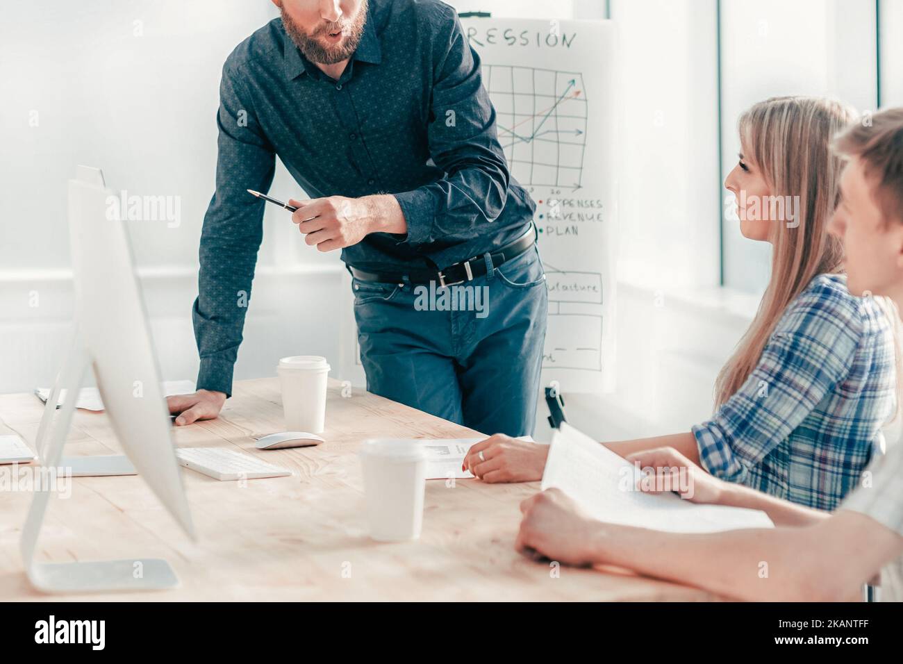project Manager explaining to the team his ideas Stock Photo - Alamy