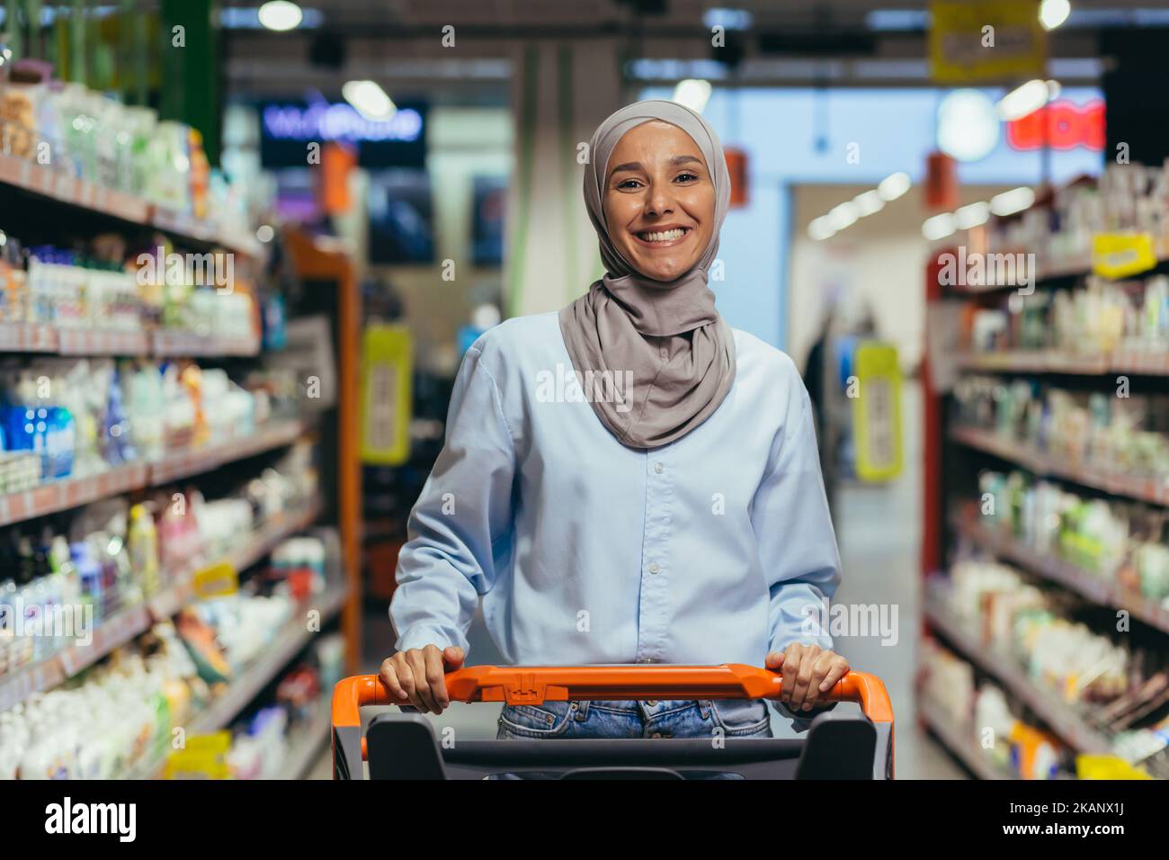 Indian woman grocery shopping hi-res stock photography and images - Alamy