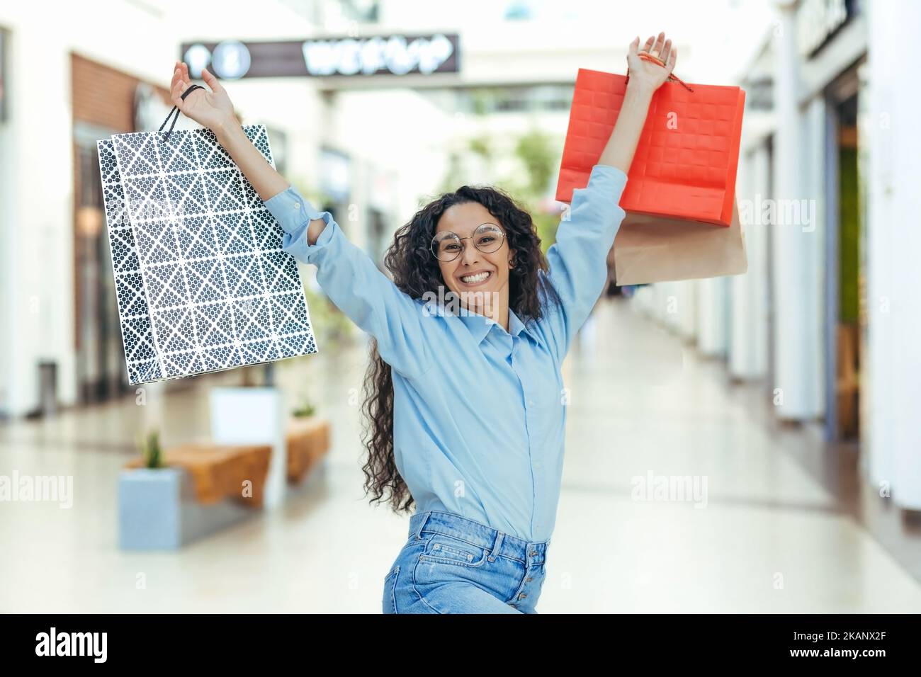 Indian beautiful girl shopping bags hi-res stock photography and images ...