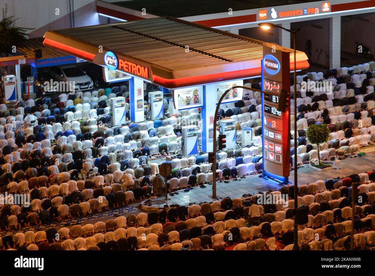 Moroccan worshipers perform the last 'Tarawih' prayer during the ...