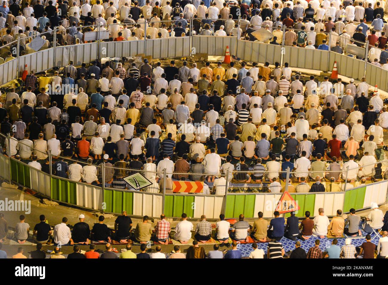 Moroccan worshipers perform the last 'Tarawih' prayer during the ...