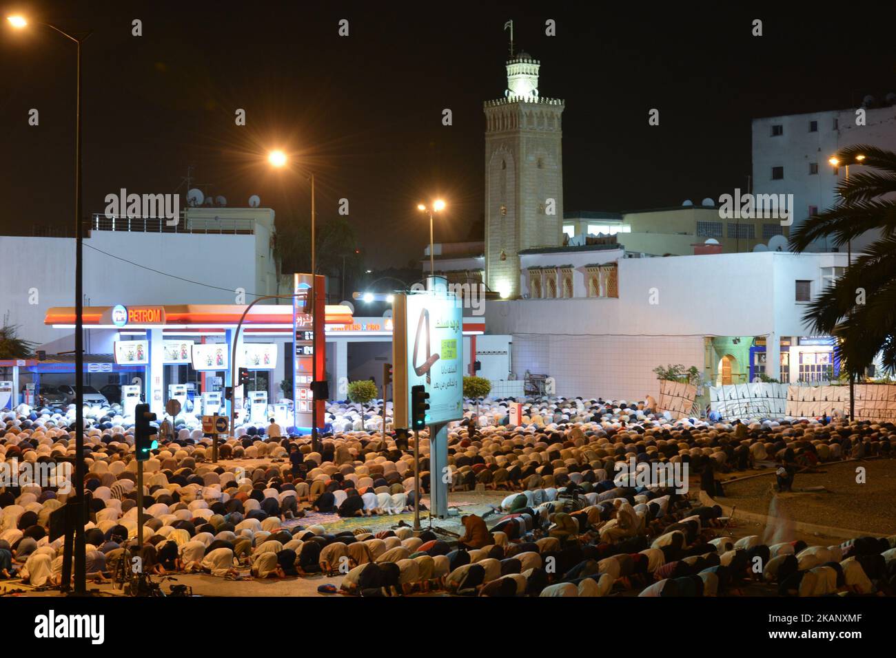 Moroccan worshipers perform the last 'Tarawih' prayer during the ...