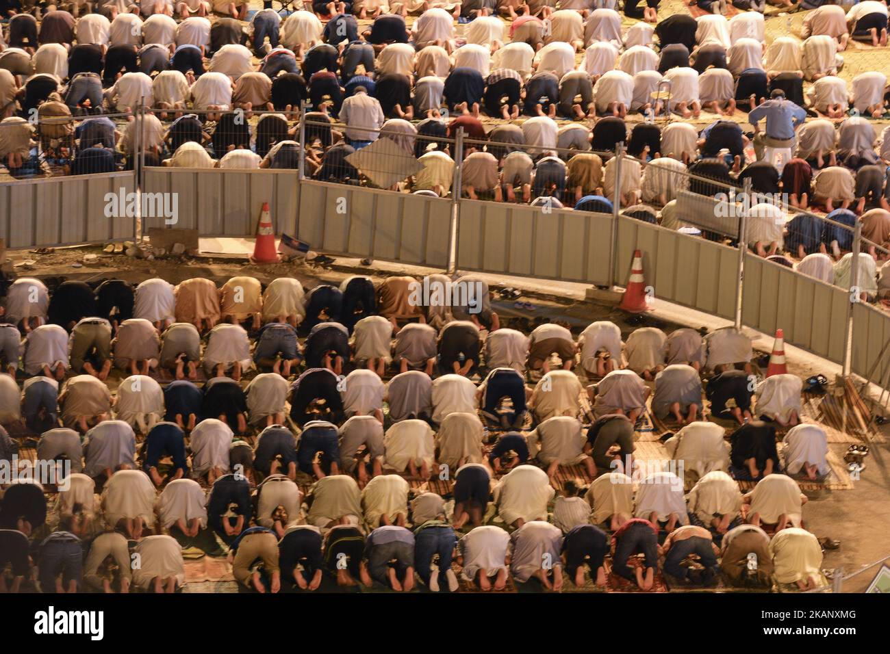 Moroccan worshipers perform the last 'Tarawih' prayer during the ...