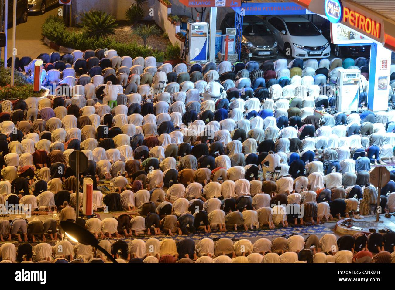 Moroccan worshipers perform the last 'Tarawih' prayer during the ...