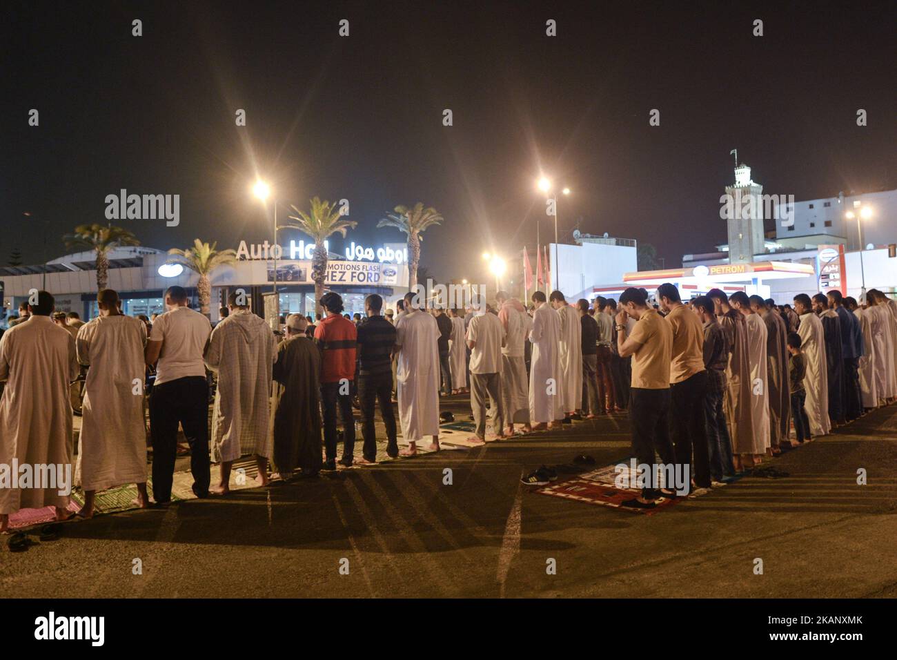 Moroccan worshipers perform the last 'Tarawih' prayer during the ...