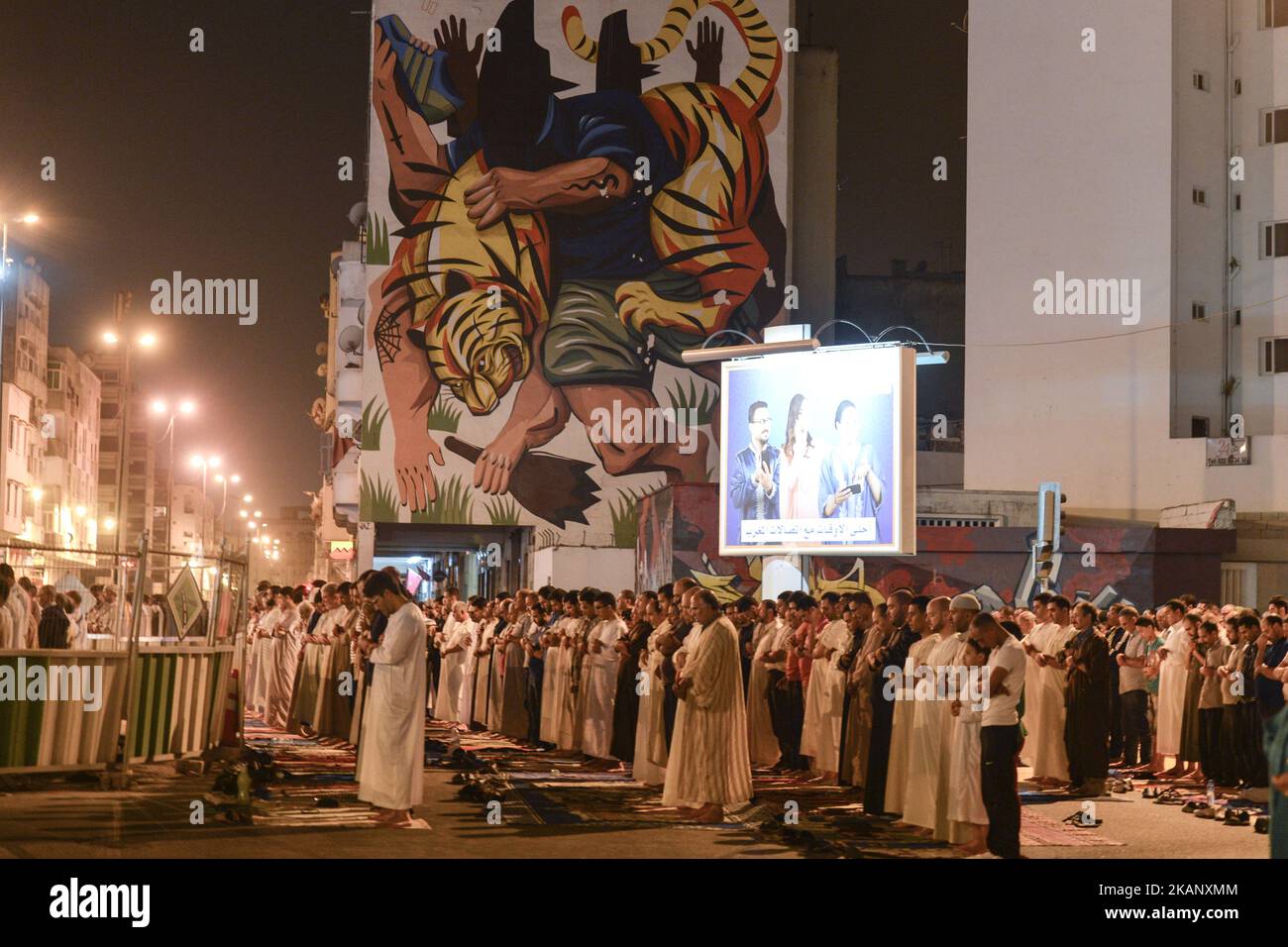 Moroccan worshipers perform the last 'Tarawih' prayer during the ...