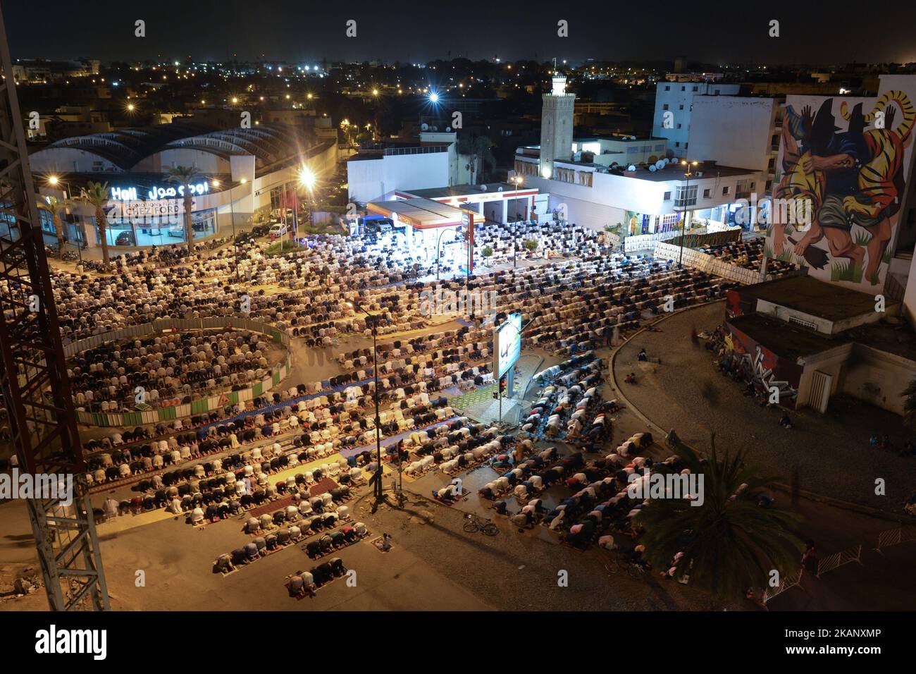 Moroccan worshipers perform the last 'Tarawih' prayer during the ...