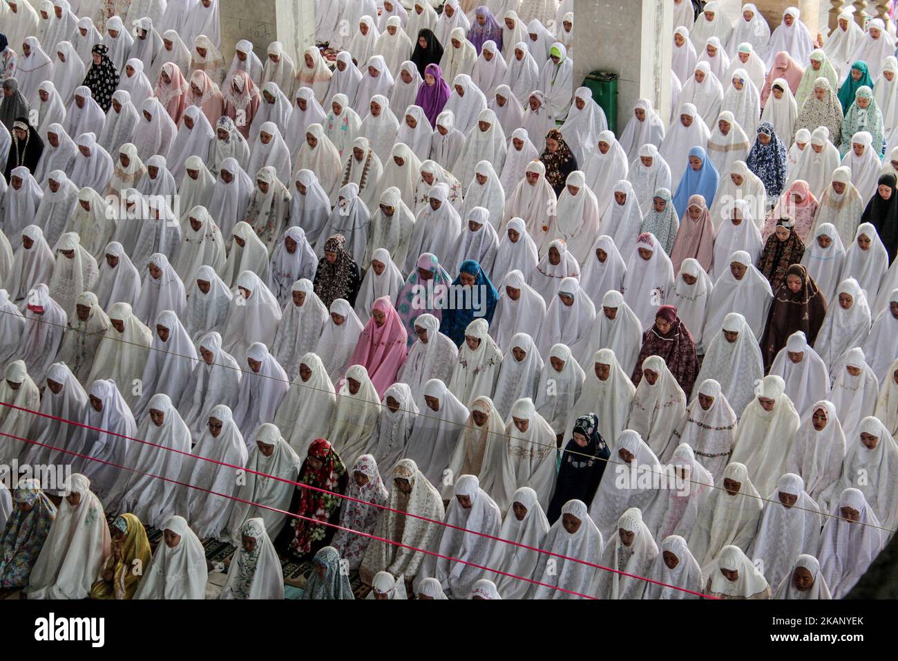 Indonesian muslims family hi-res stock photography and images - Alamy