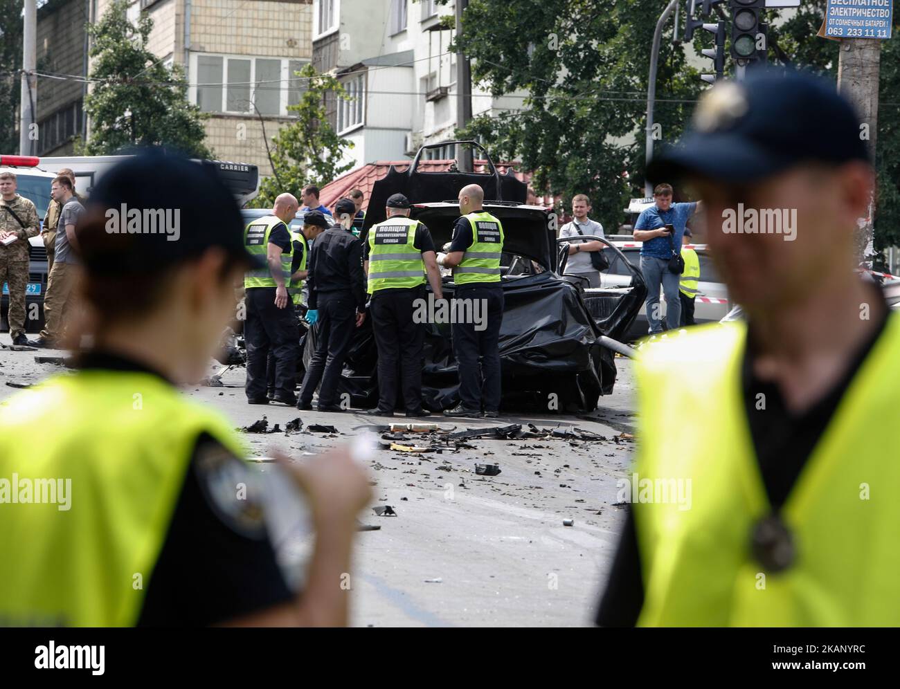 Forensic experts car hi-res stock photography and images - Alamy