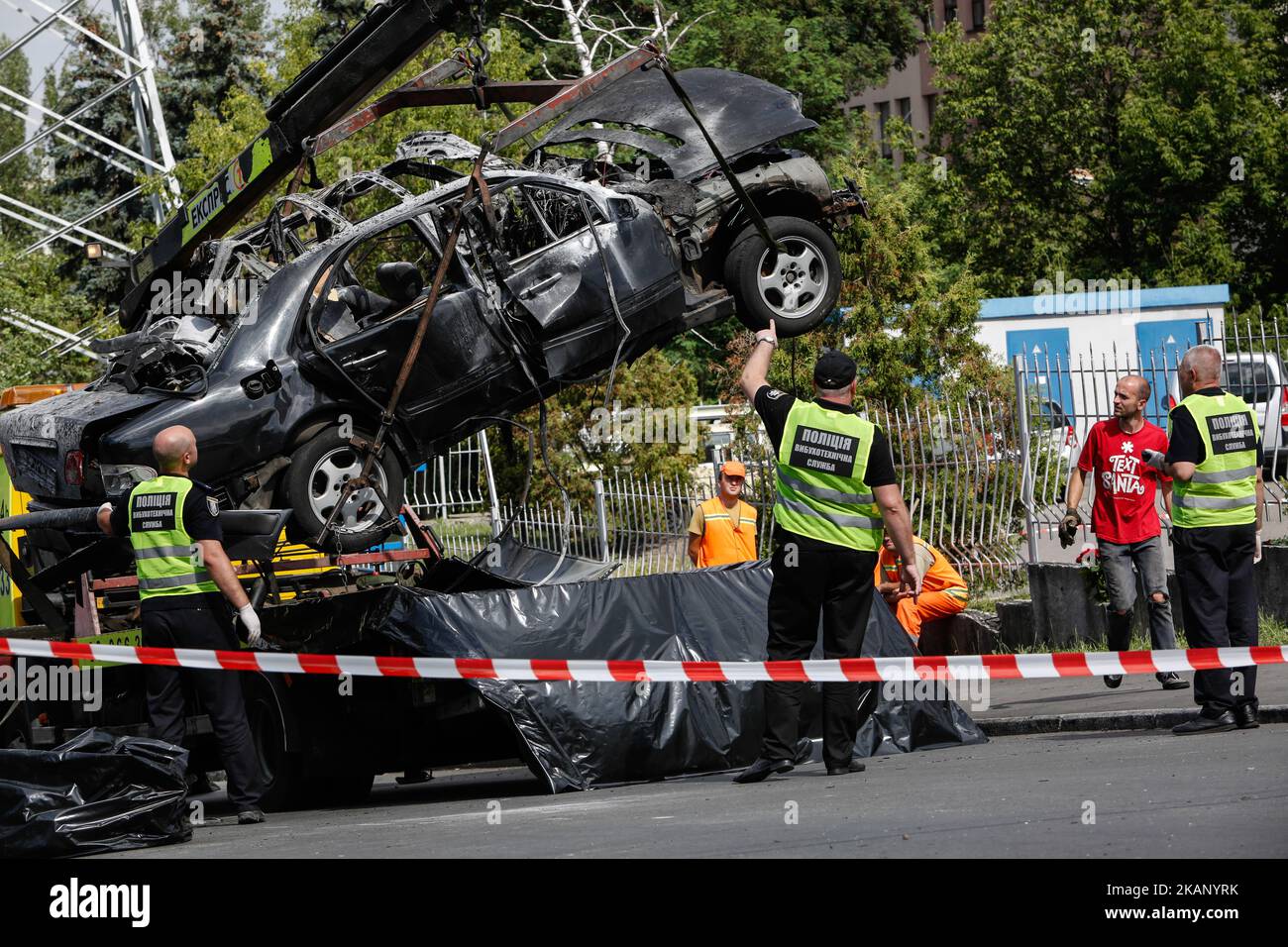 Exploded car hi-res stock photography and images - Alamy