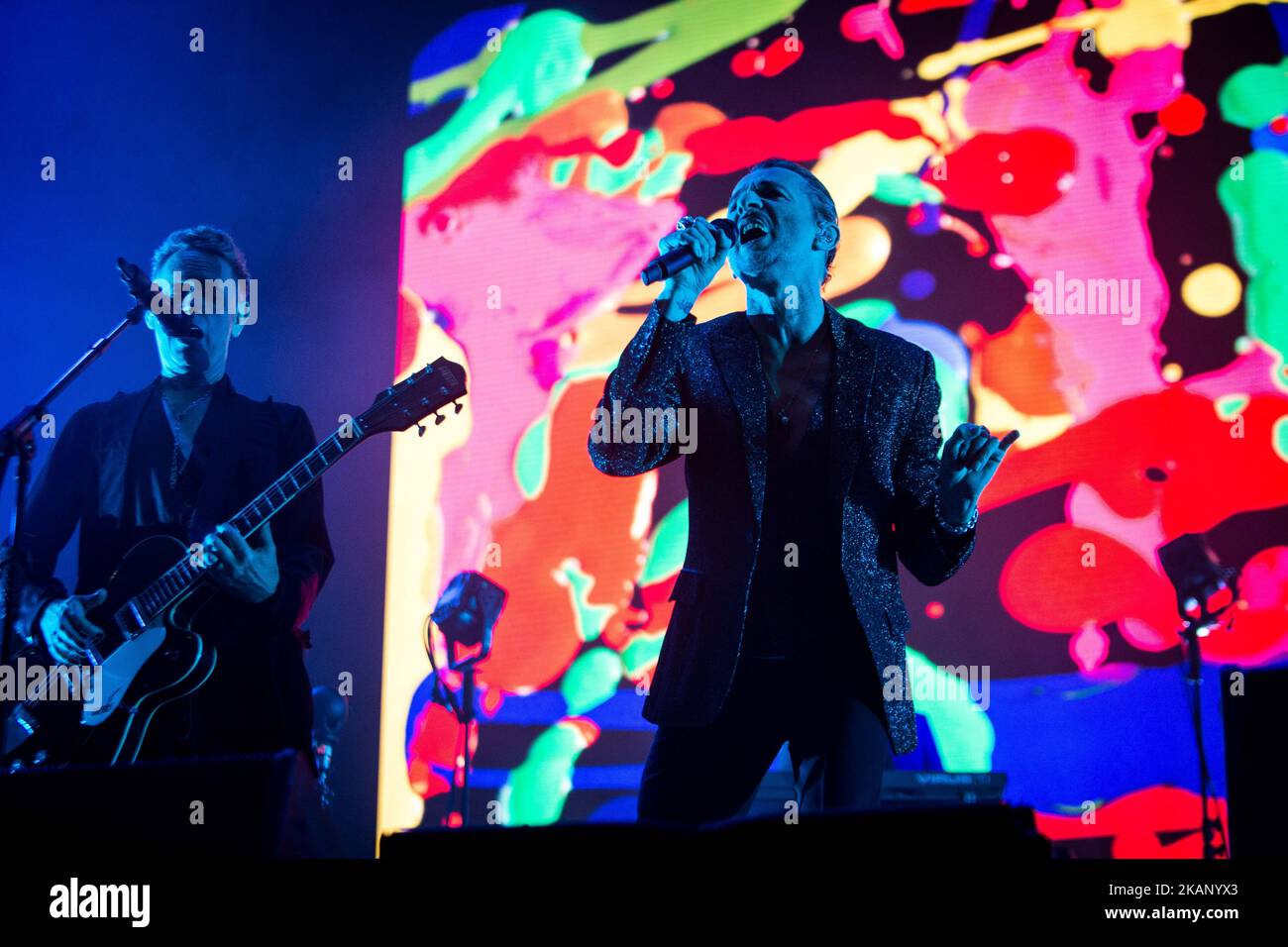 Electronic rock hi-res stock photography and images - Alamy