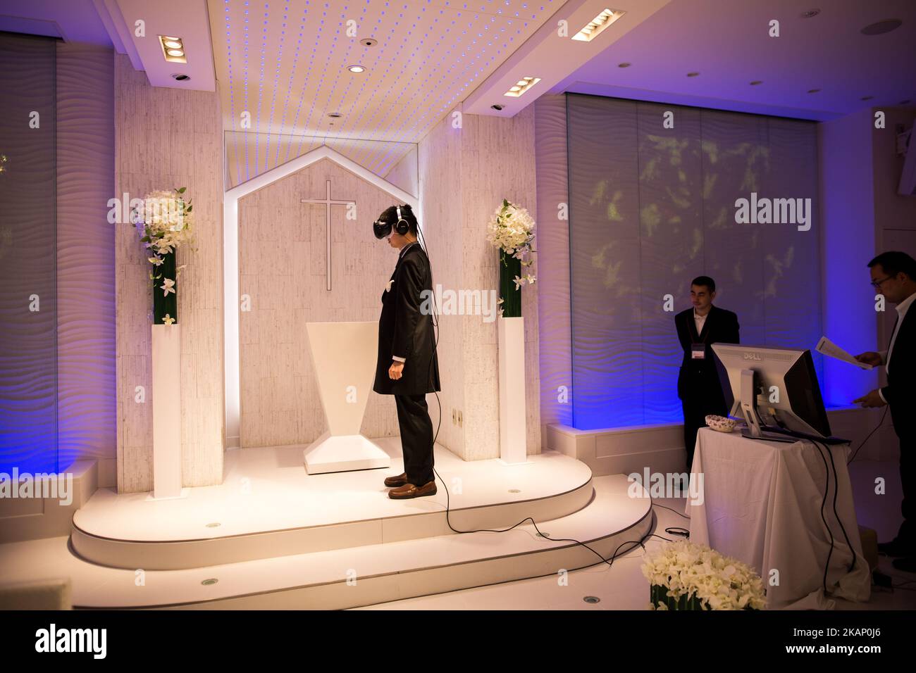 Anime fan marry his VR (Virtual Reality) anime girl crush in front of ...