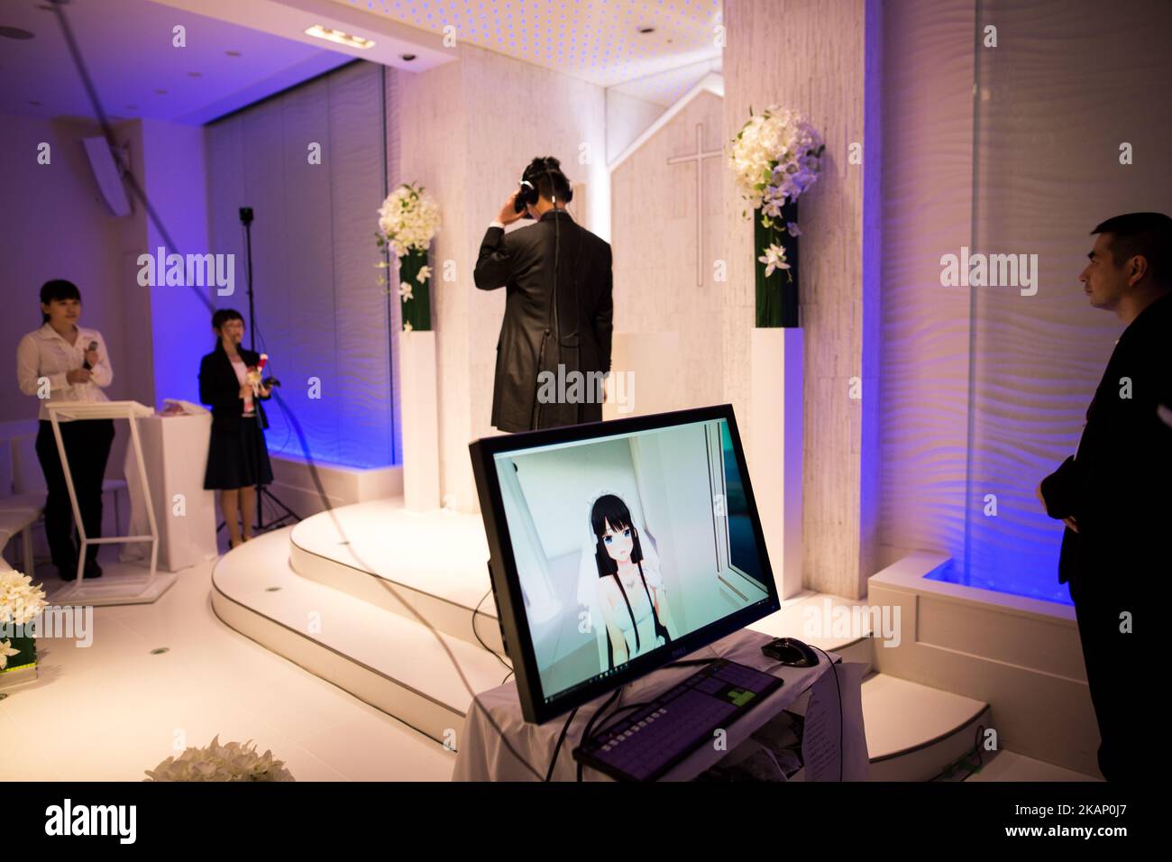 Anime fan marry his VR (Virtual Reality) anime girl crush and exchange ...