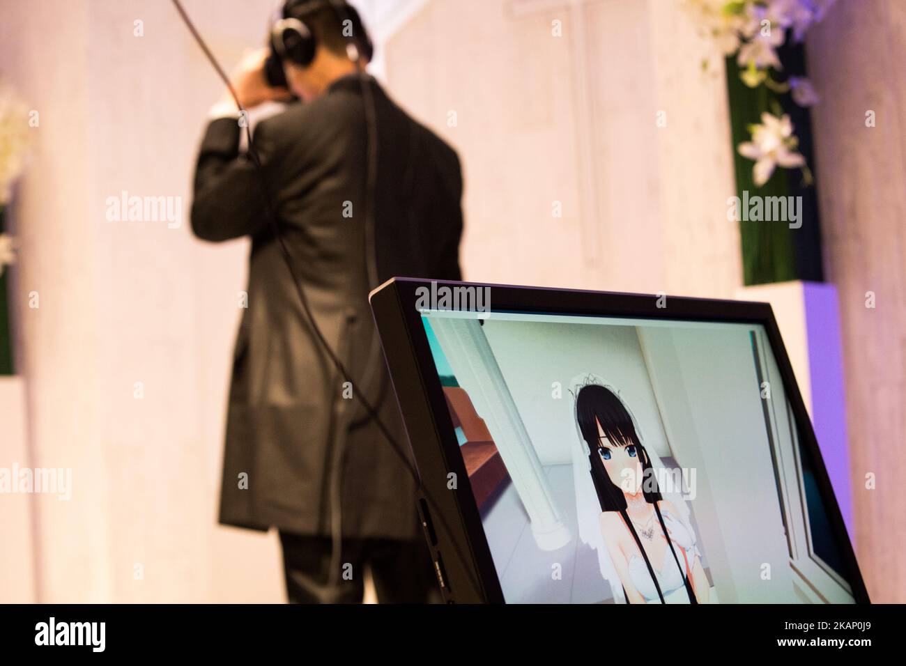 Anime fan marry his VR (Virtual Reality) anime girl crush in front of ...