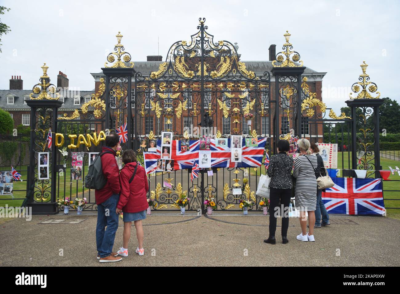 Lady Diana's birthday celebration takes place outside Kensington Palace ...