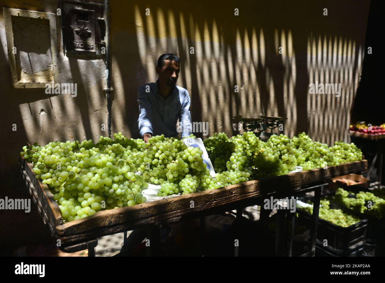 News sales stand hi-res stock photography and images - Alamy