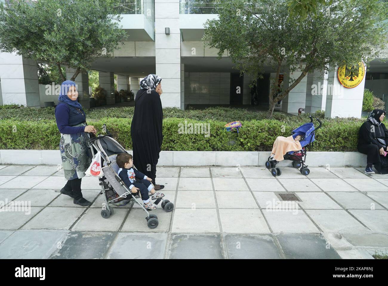 Syrian women hi-res stock photography and images - Alamy