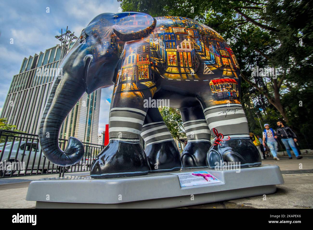Mike spits hi-res stock photography and images - Alamy
