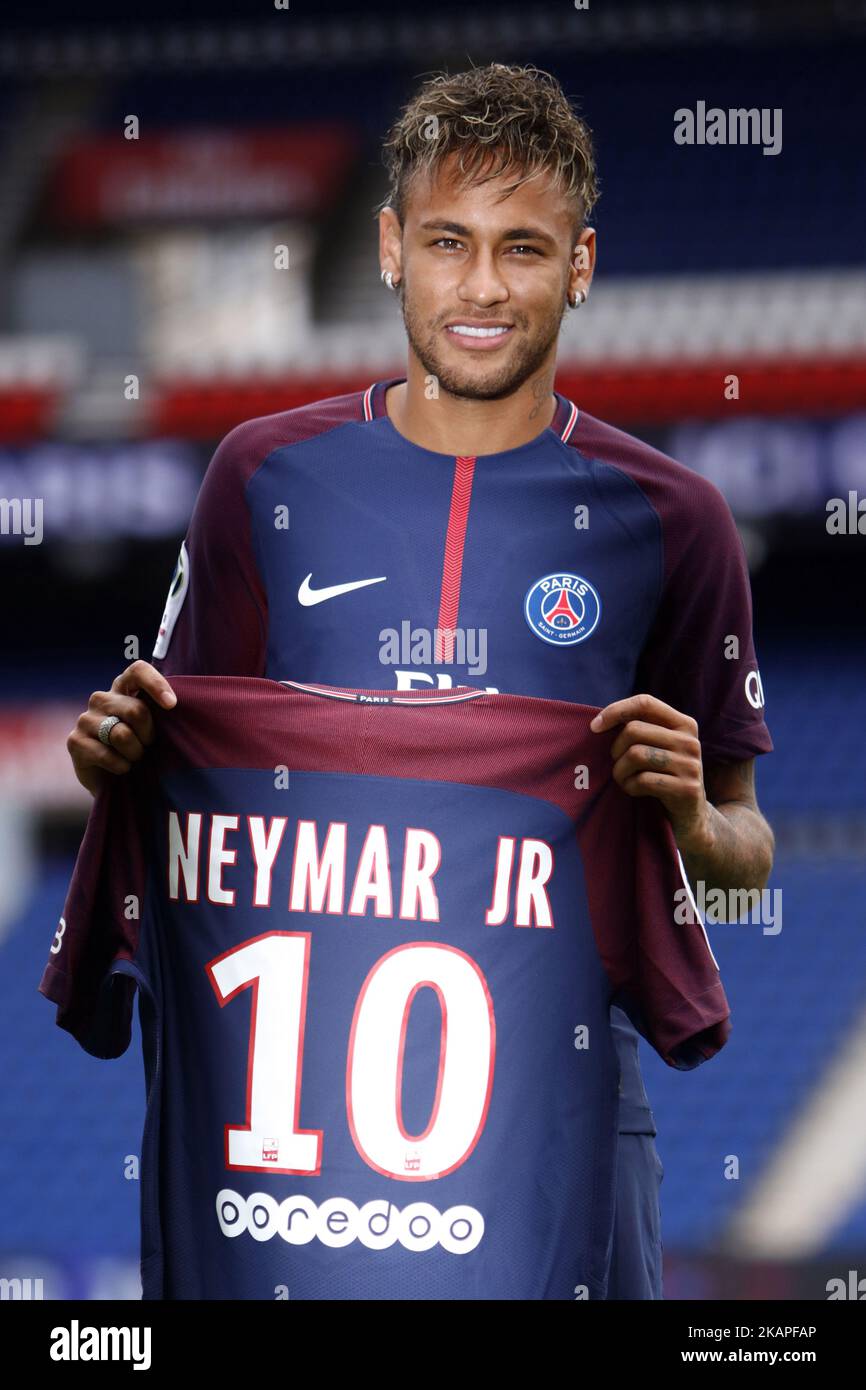 Neymar paris presentation hi-res stock photography and images - Alamy