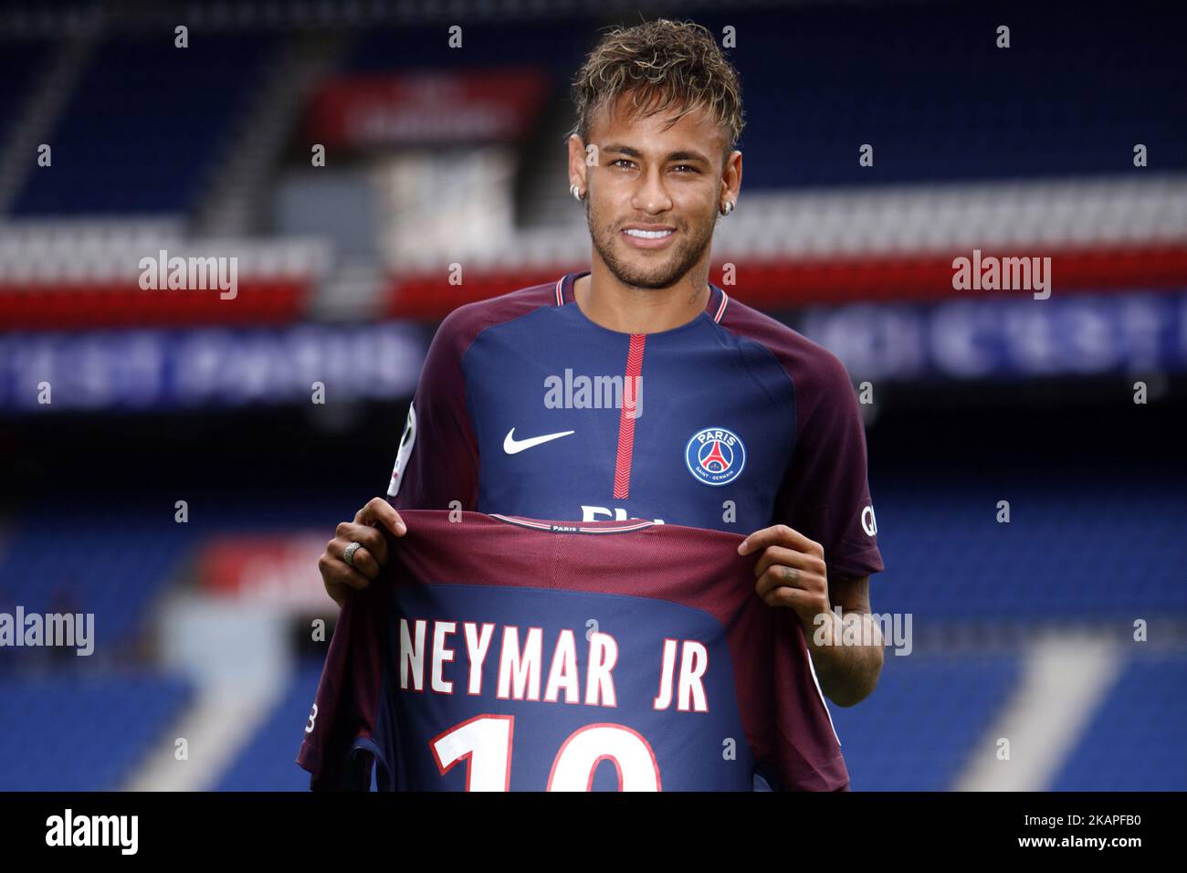Neymar paris presentation hi-res stock photography and images - Alamy
