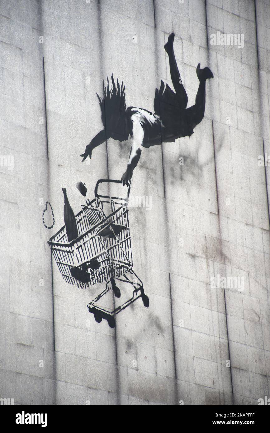 Falling shopper london hi-res stock photography and images - Alamy