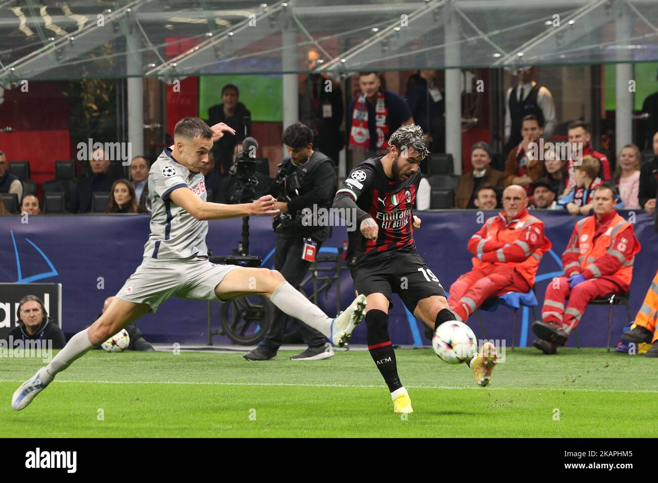 Ac milan match cross hi-res stock photography and images - Alamy