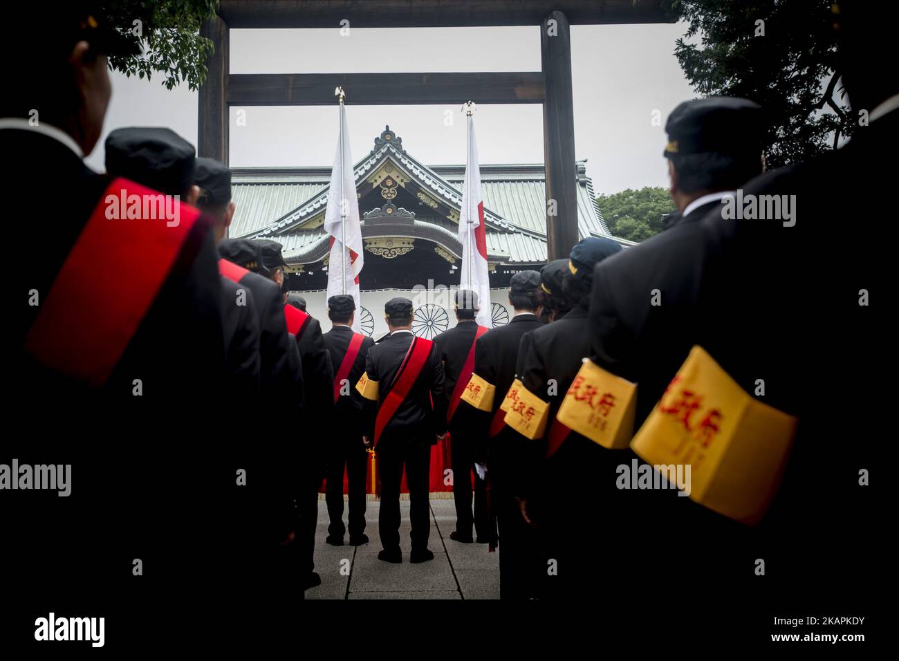People offer a silent prayer for casualties of World War II at Yasukuni ...