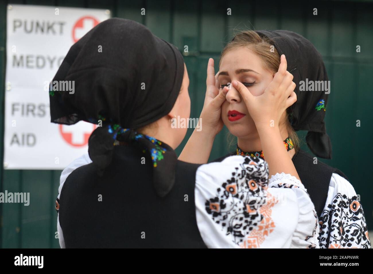 Members of the Romanian folk group 'Ansamblul Folcloric - Somesul ...
