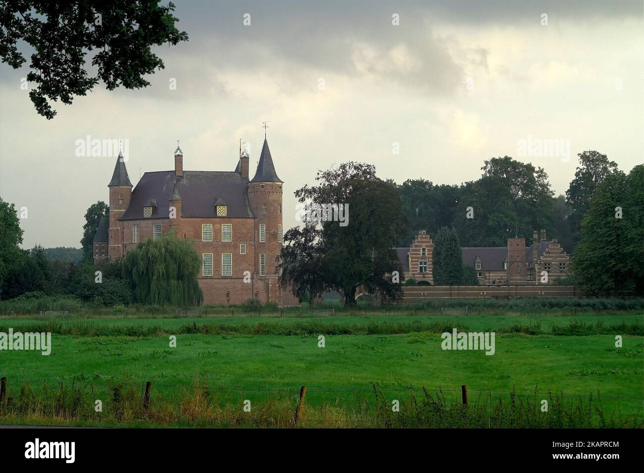 Castillo mittelalterliches de ladrillo en el agua hi-res stock ...