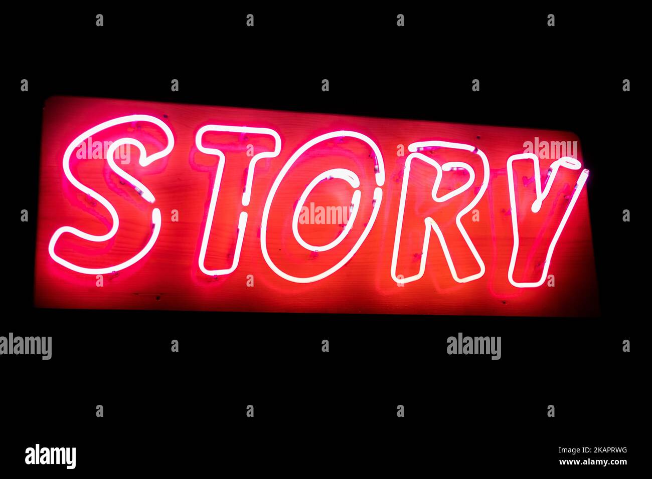 Neon book shop sign hi-res stock photography and images - Alamy