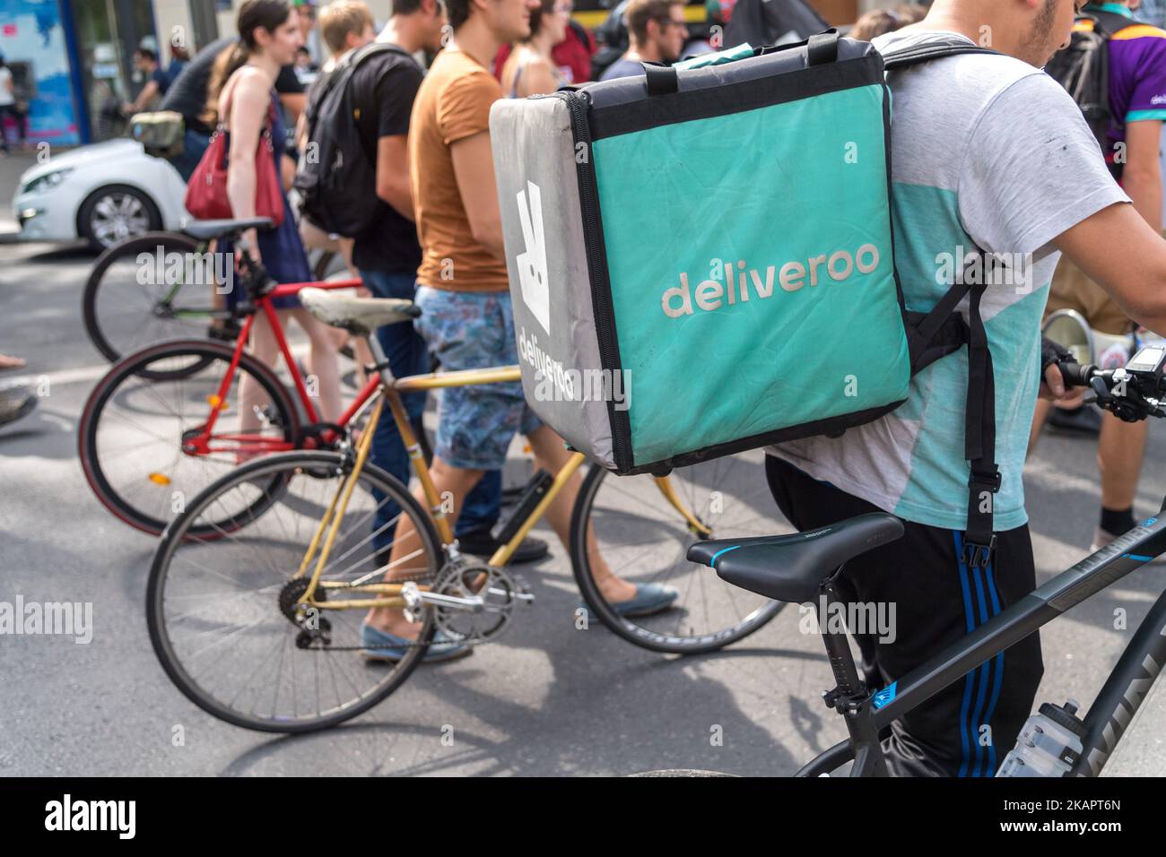 Deliveroo's riders keep on Protesting after the announcement of changes ...