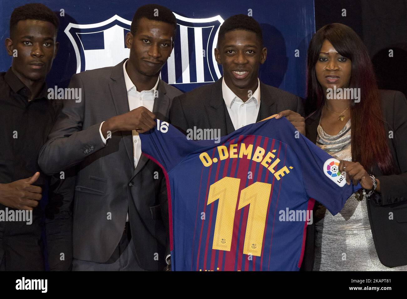FC Barcelona's new transfer Ousmane Dembele (2nd R) poses for a photo ...