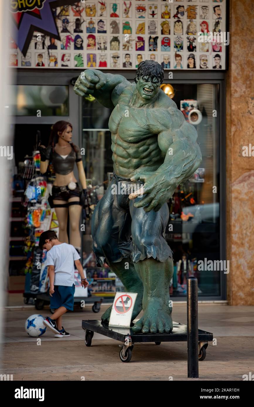 Hulk statue hi-res stock photography and images - Alamy
